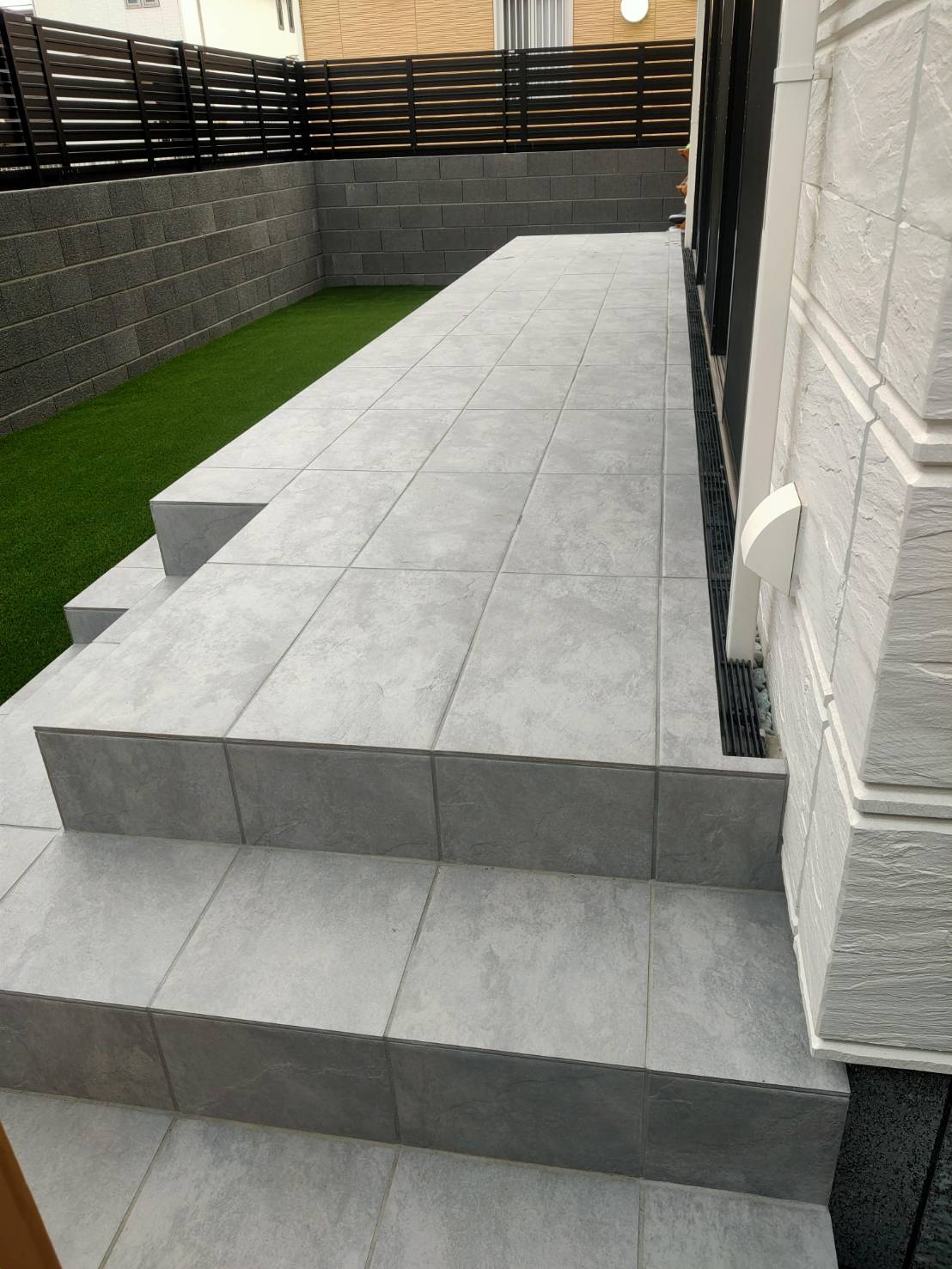 【岡山市 外構でおしゃれなタイルデッキ設置】高級感と機能性を兼ね備えた理想の庭空間 | 令和建設